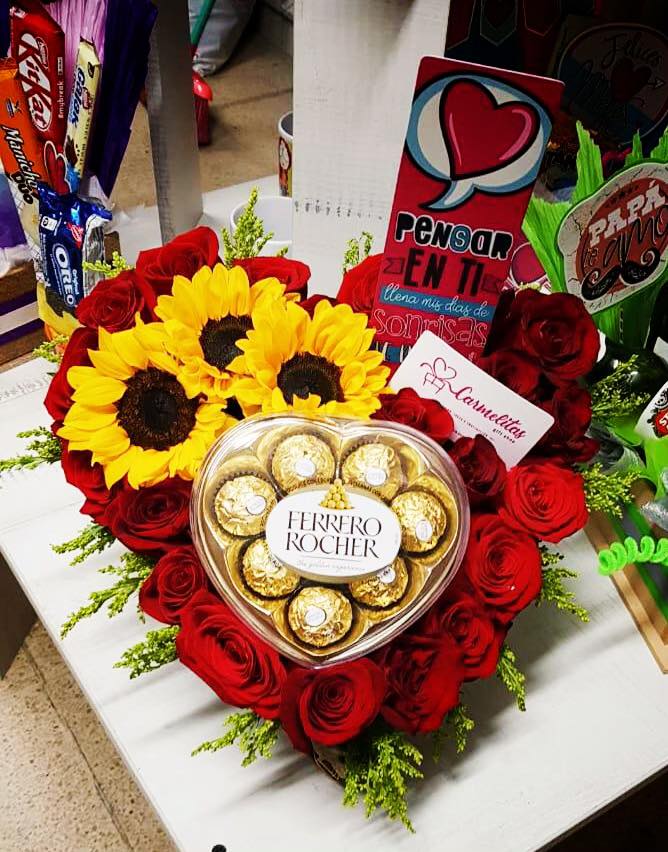 Arreglo De Rosas Y Girasoles Base De Corazón Con Chocolates Ferrero