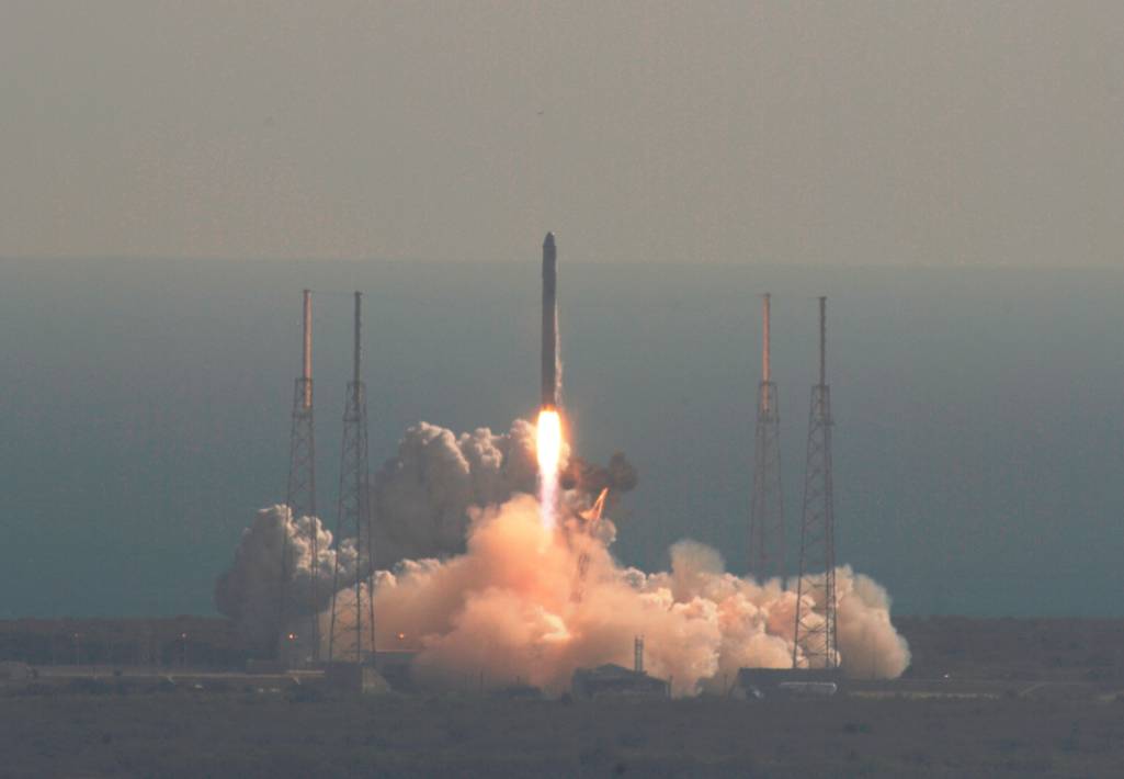 Spacex Successfully Launches Falcon 9 Carrying Dragon Spacecraft