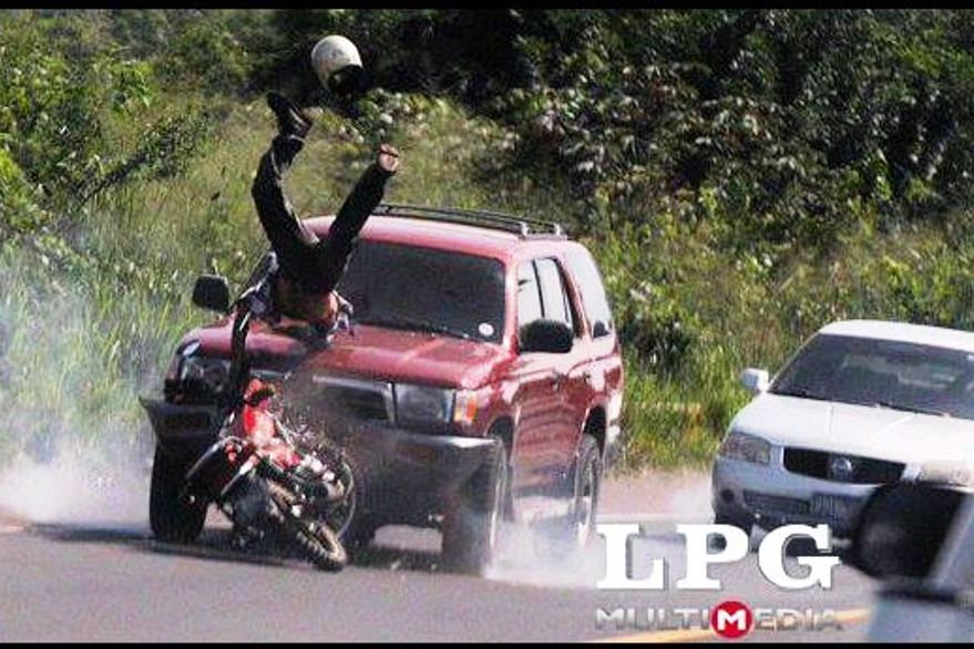 Fotoperiodista Capta Momento En Que Motorista Ebrio Choca Contra Auto