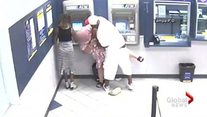 Video Shows Woman Being Robbed At Atm Witness Continues To Withdraw