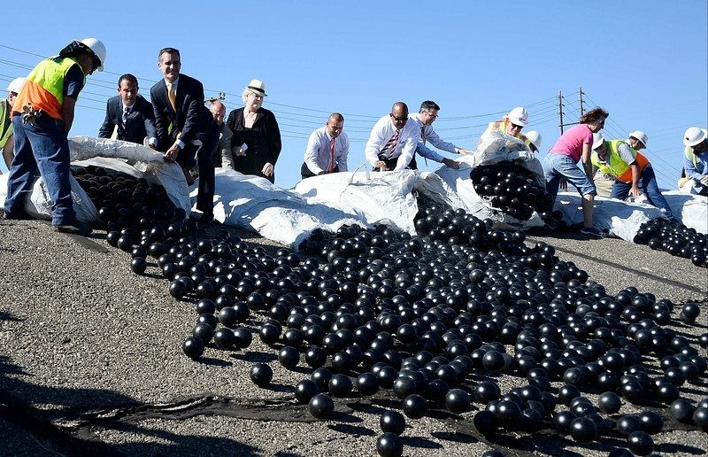 Los Angeles Reservoir Covered With 96 Million Plastic Balls To Fight