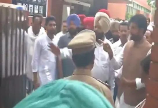 Conflict In Congress Before Protest Congress Bhavans Gate Not Opened