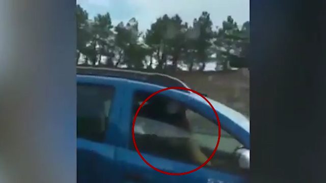 Coppia Fa Sesso In Auto Mentre Percorre Lautostrada La Scena Filmata