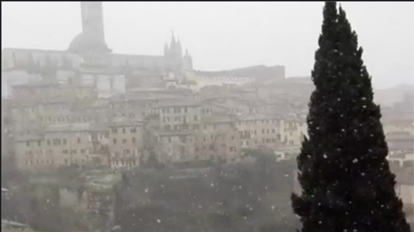 Siena Scendono I Primi Fiocchi Di Neve Il Paesaggio è Incantevole