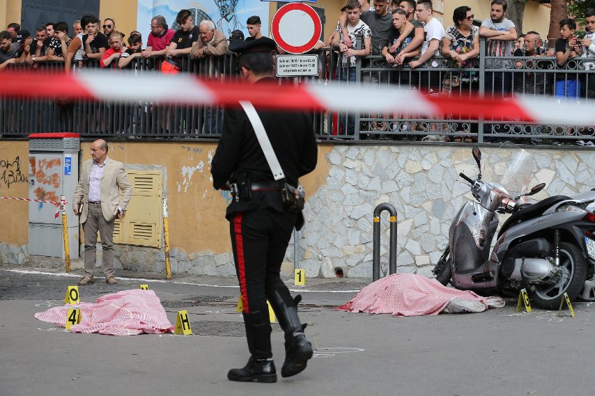 Duplice Omicidio In Pieno Giorno A Napoli Zio E Nipote Uccisi A Colpi