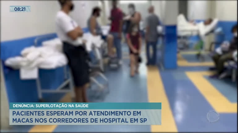 Pacientes Esperam Por Atendimento Em Macas Nos Corredores De Hospital