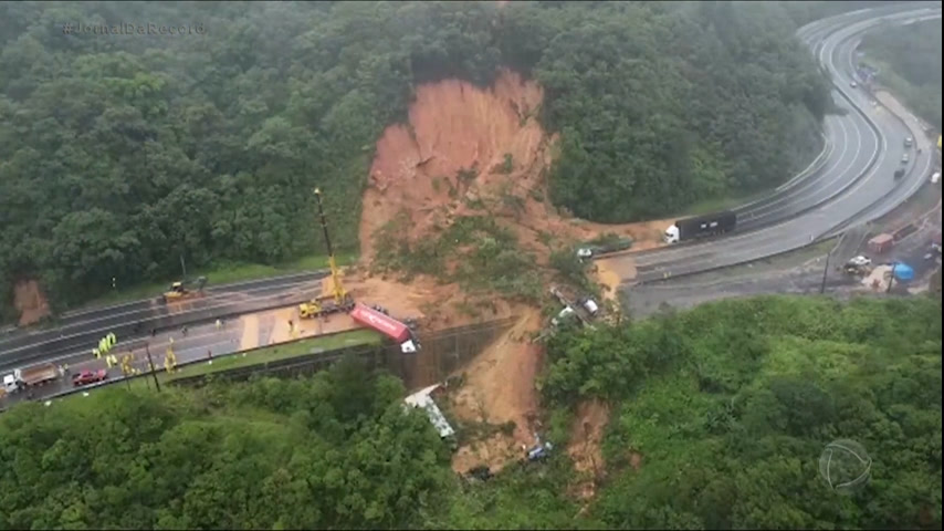 Deslizamento Provocado Por Temporal Deixa Dois Mortos Em Rodovia Entre