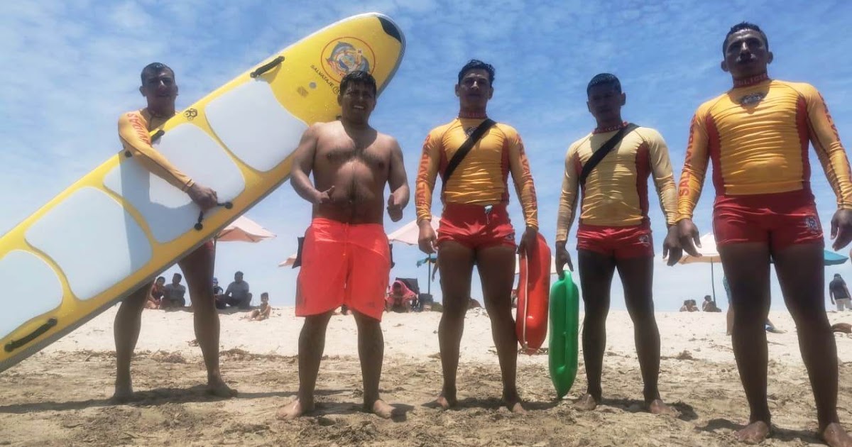 Unidad De Salvataje De La Pnp En Acción Playa Yumanque R N Paracas