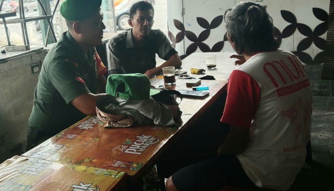 Melalui Giat Komsos Babinsa Ciptakan Interaksi Yang Baik Dengan Relawan