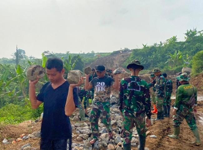 Kebut Pengerjaan Jalan Tmmd Ke 120 Kodim 0621kab Bogor Di Wilayah Kec