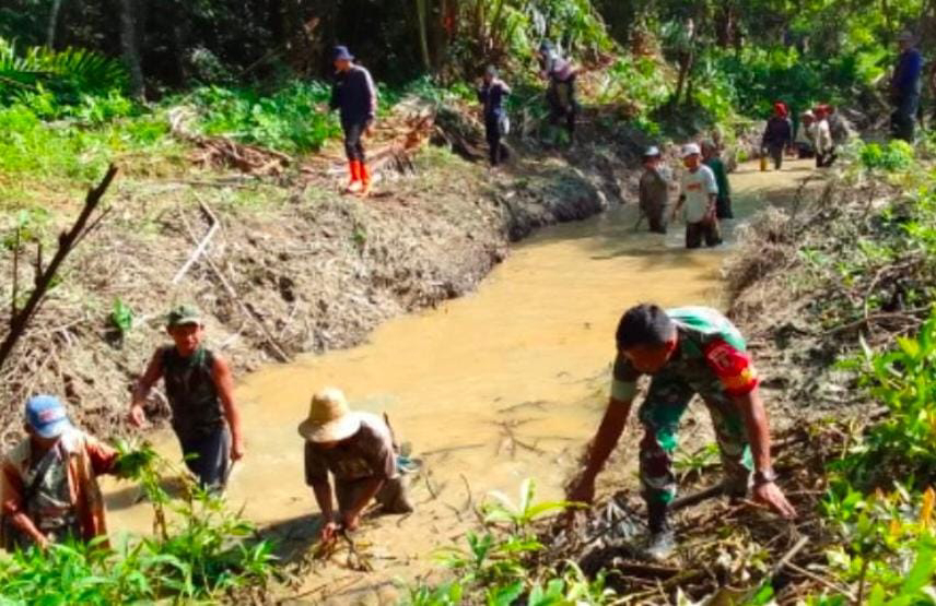 Babinsa Kias Bantu Warga Gotong Royong Bersihkan Saluran Irigasi