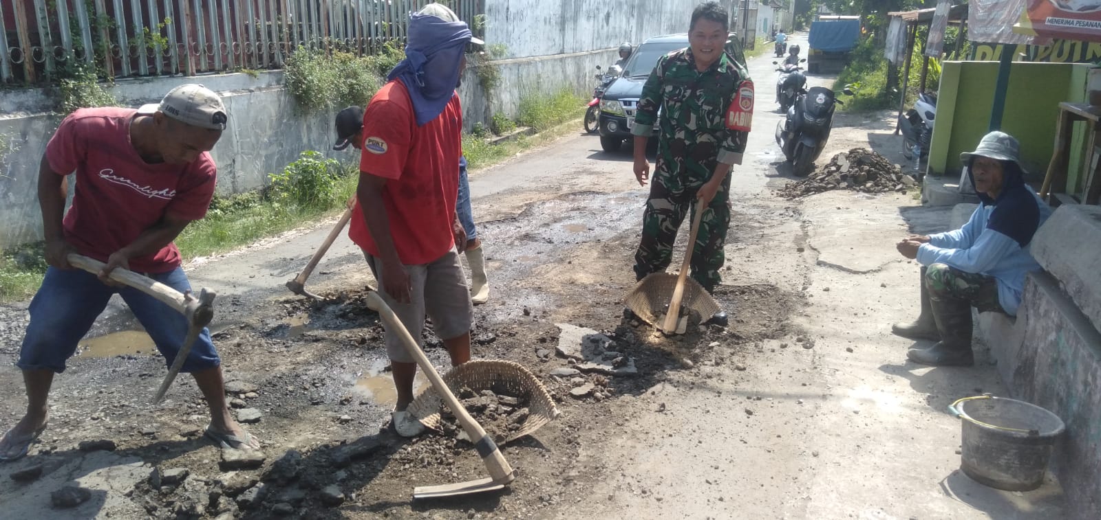 Gotong Royong Bersama Warga Wujud Kemanunggalan Tni Rakyat Sahabat Desa