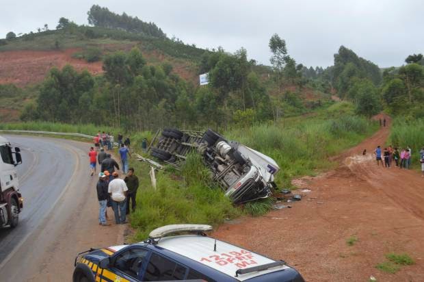 Caminhoneiro Morre Em Tombamento De Carreta Na Br 116 Mídia Mineira