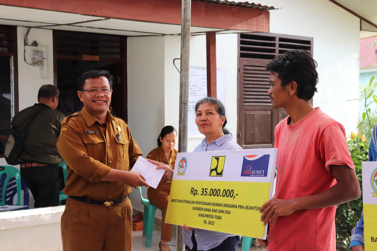 Kadis Perkim Serahkan 20 Tabungan Bantuan Stimulan Penyediaan Rumah