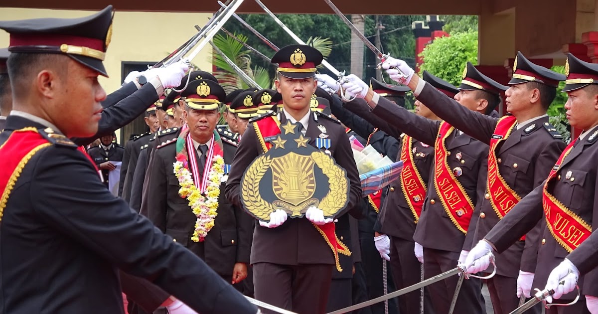 Upacara Tradisi Wisuda Pelepasan Purna Bhakti Personel Polda Sulsel