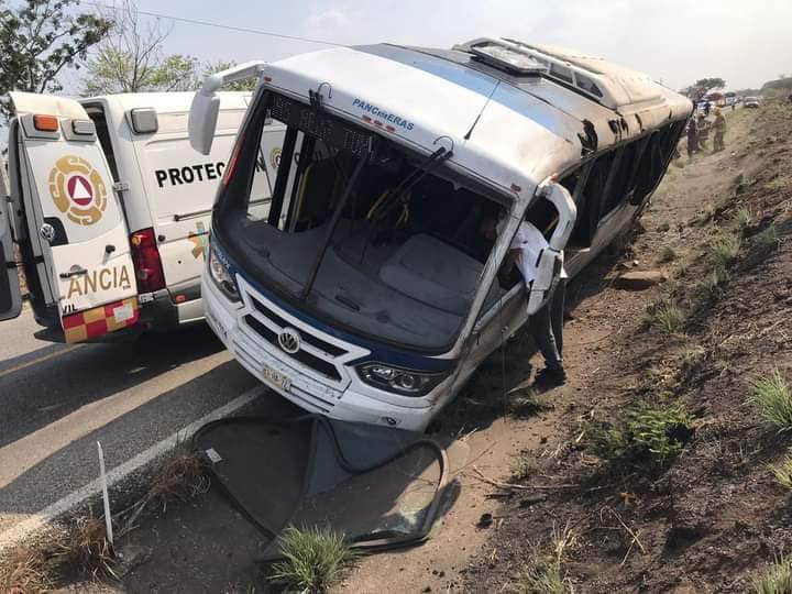 Se Accidenta Autobús De “las Pancheras” De La Línea Aexa En El Tramo