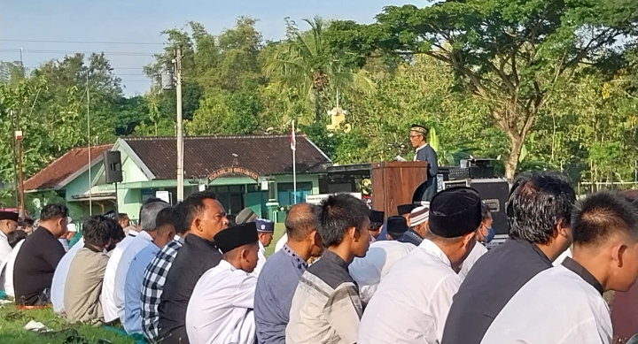 Ribuan Jamaah Ikuti Sholat Idul Fitri 1444 H Di Lapangan Giritontro