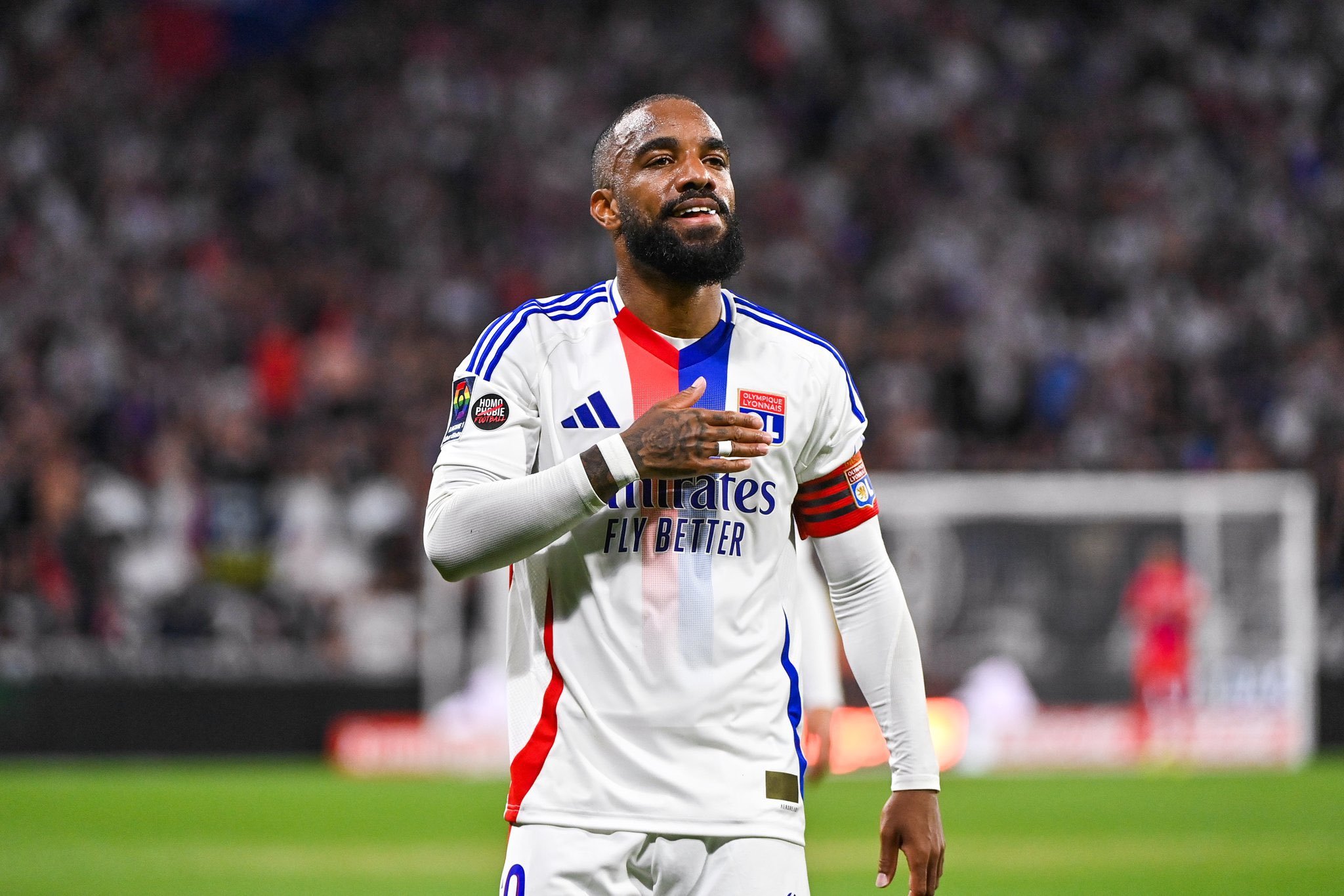 Capitão E ídolo Do Lyon Atacante Alexandre Lacazette Chega A Um Acordo