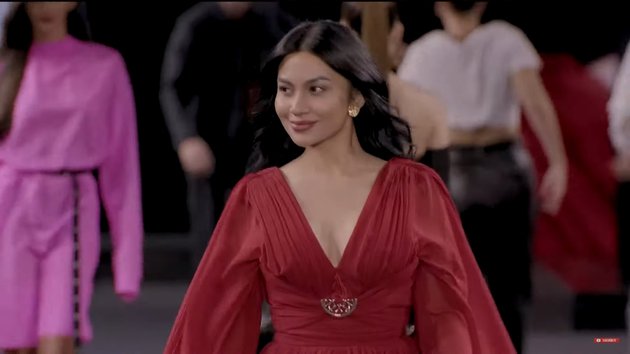 Potret Ariel Tatum Melenggang Anggun Di Atas Runaway Paris Fashion Week