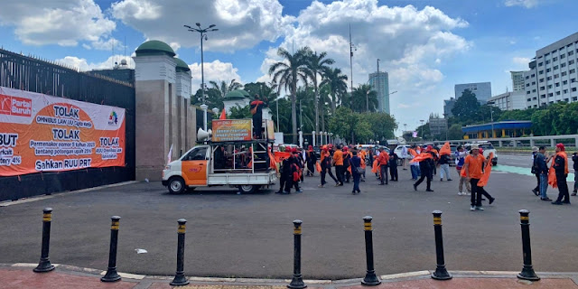 Bubarkan Diri Dari Gedung Dpr Massa Buruh Ancam Demo Besar Besaran Di