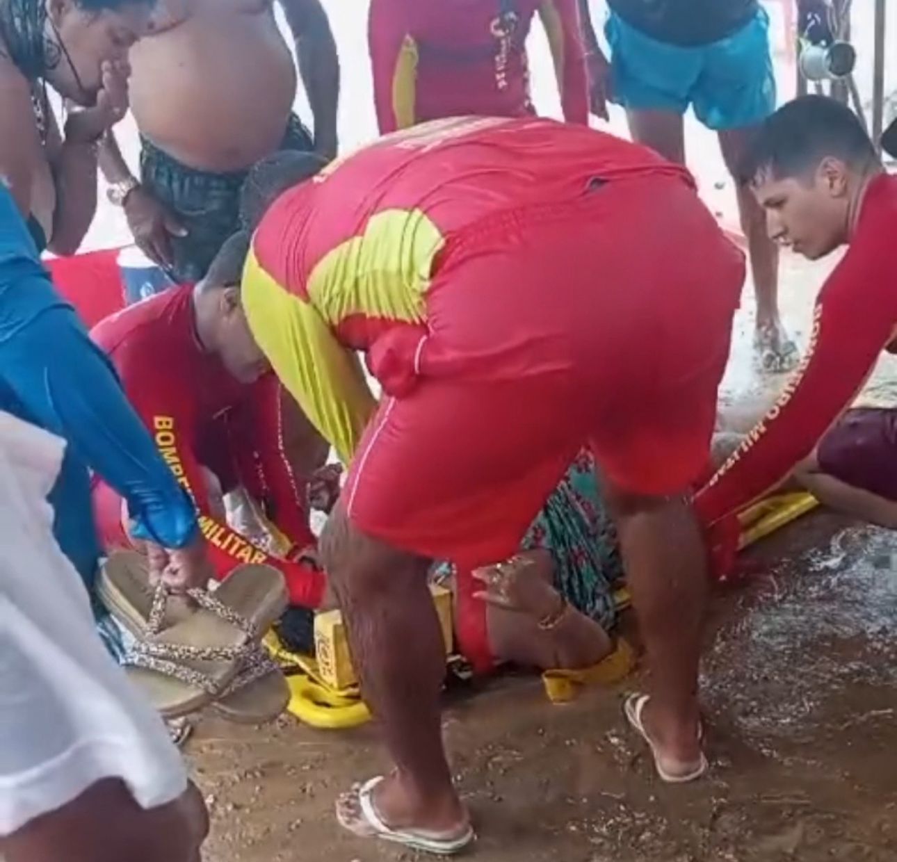 Vídeo Banhista é Socorrida Por Salva Vidas Durante Temporal Em Piranhas