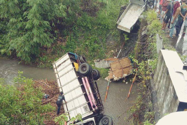 Kecelakaan Di Dompu Pikap Dengan Truk Hingga Terjun Ke Dasar Sungai 2