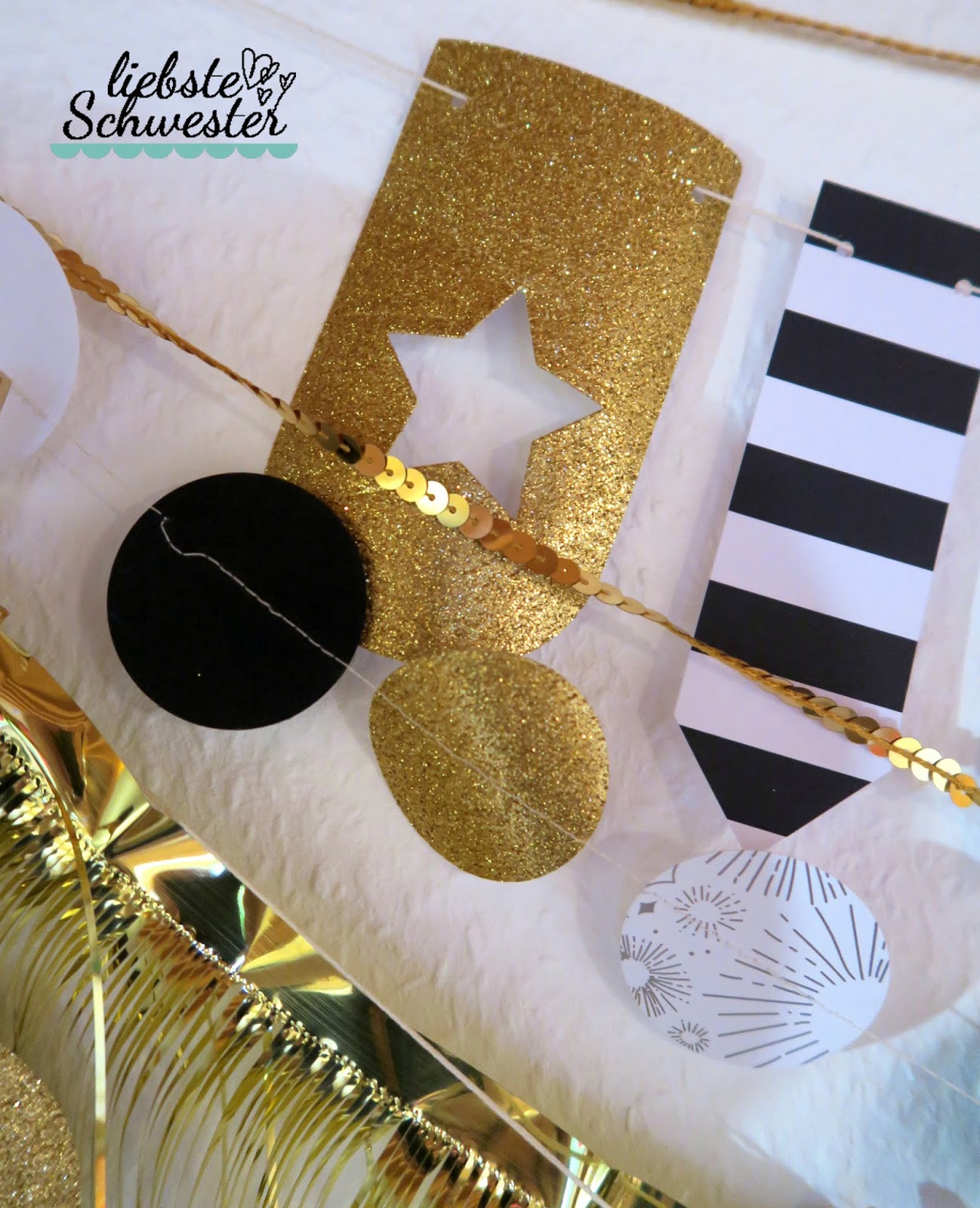 Silvesterparty Dekoration In Gold Schwarz