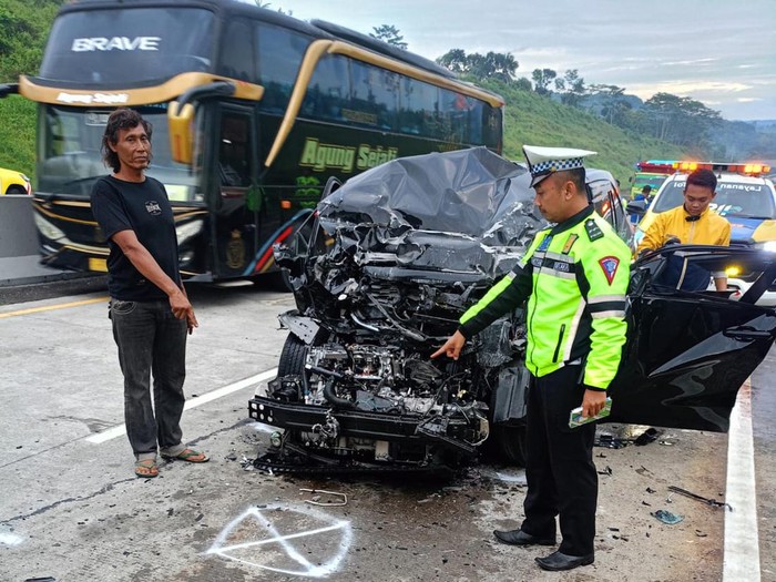 Kronologi Sopir Innova Tewas Tabrak Truk Di Tol Semarang Solo Km 468