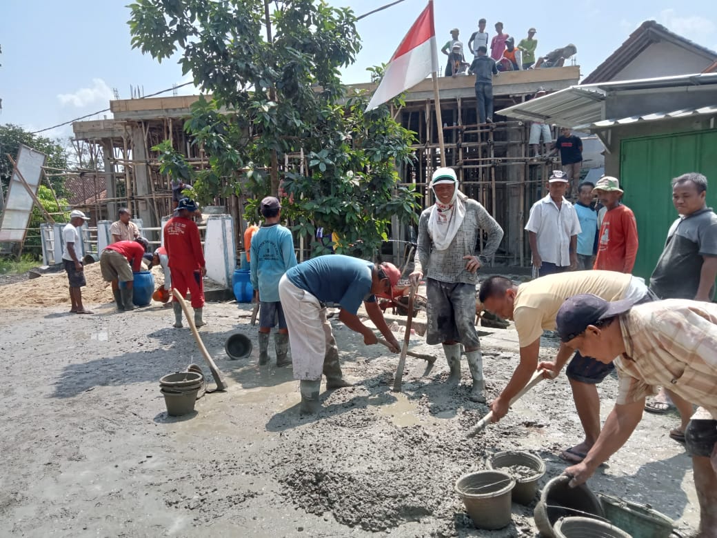 Warga Gotong Royong Bangun Masjid Al Hidayah