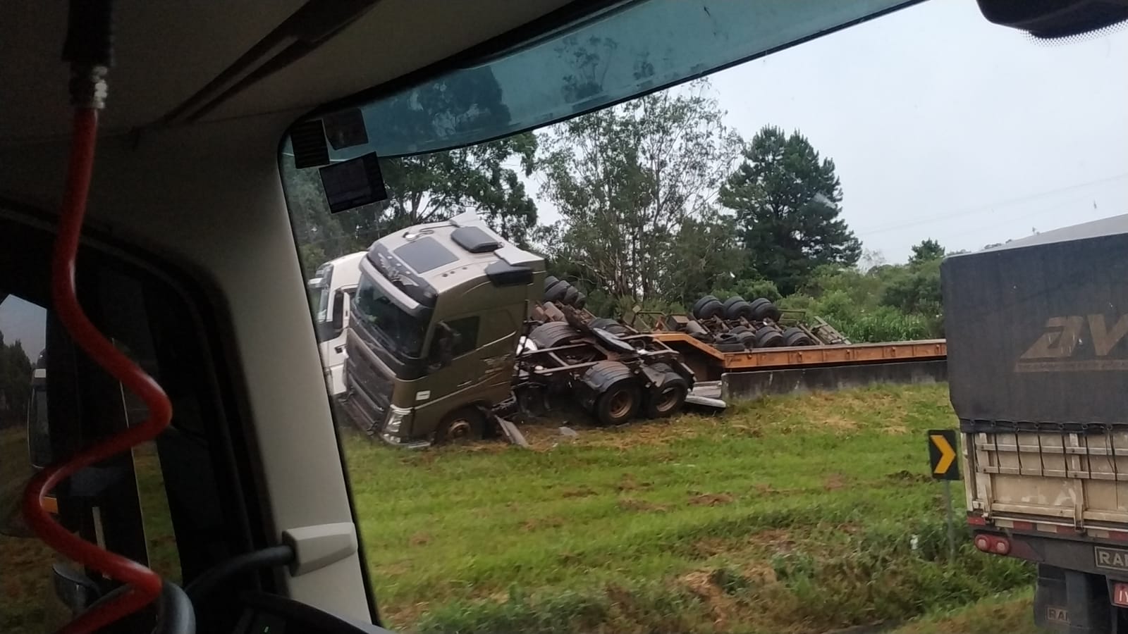 Grave Acidente Envolvendo Quatro Caminhões Interdita A Br 277