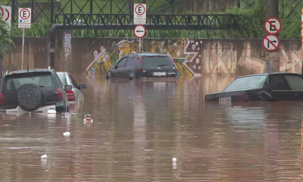 Chuva Deixa Ruas Alagadas E Carros Submersos Em São Paulo