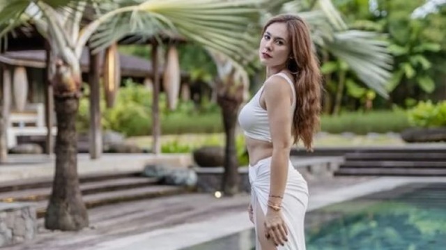 6 Gaya Wulan Guritno Pakai Bikini Sampai Gaun Transparan Bikin Mata