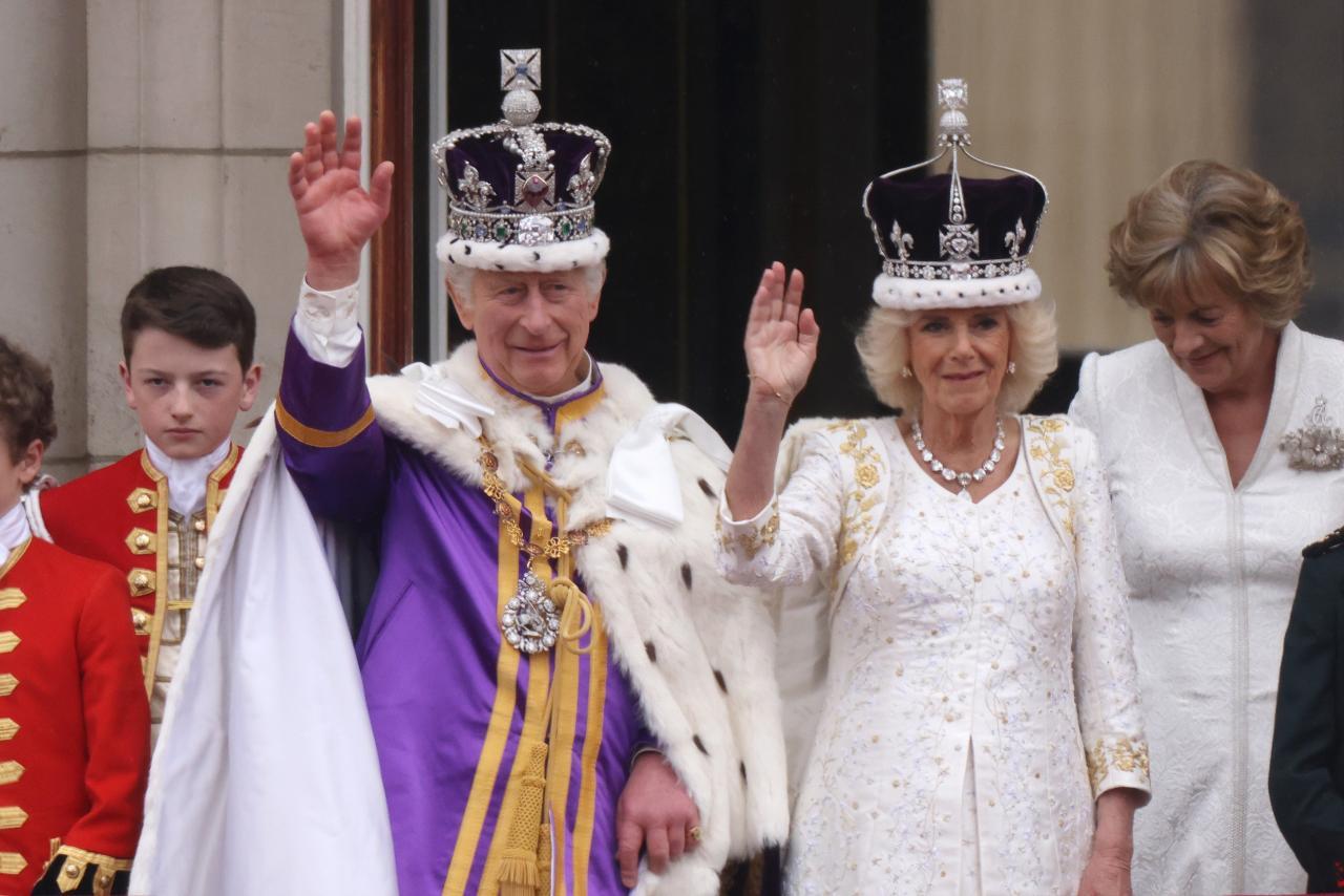 Re Carlo Iii Saluta Dal Balcone Di Buckingham Palace Il Trono