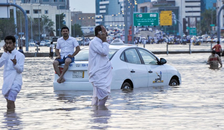 سيول جارفة تجتاح بعض المناطق في مدينة جدة السعودية جراء هطول أمطار