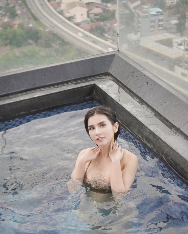 8 Potret Hot Maria Vania Kenakan Bikini Saat Di Kolam Renang Pamer