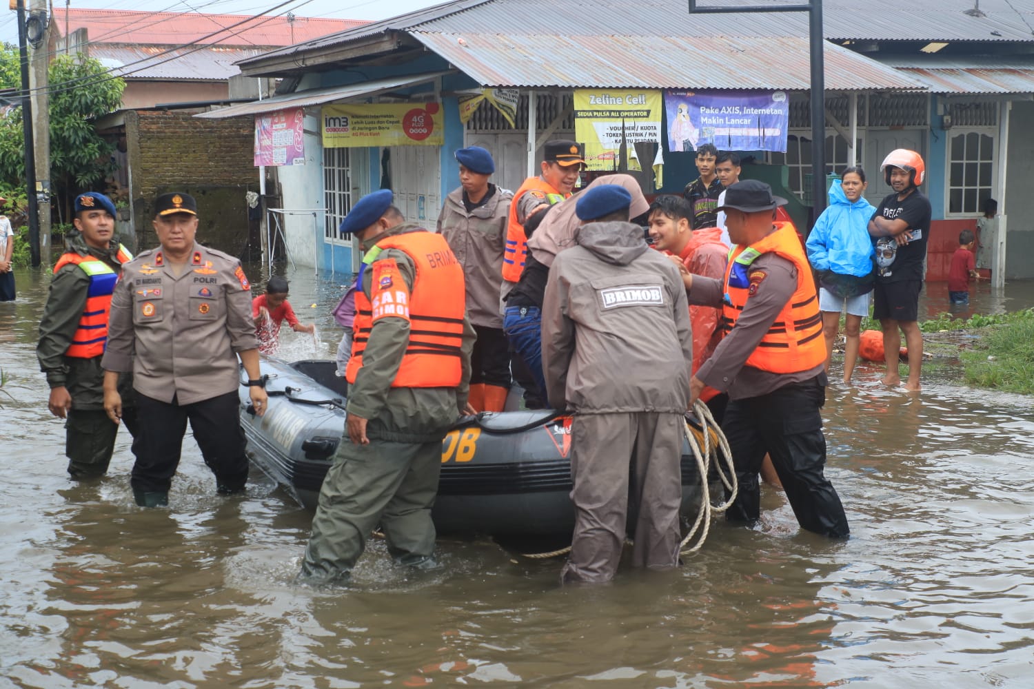 Banjir Di Kota Padang Kapolda Sumbar Turunkan Anggota Sejak Dini Hari