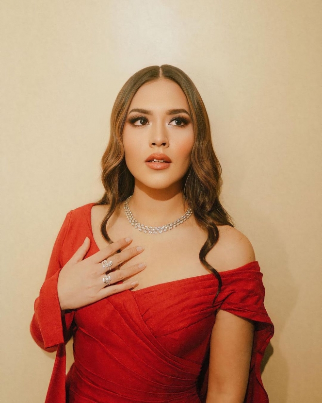 Potret Raisa Yang Memesona Berbalut Gaun Merah Netizen Sebut Bak