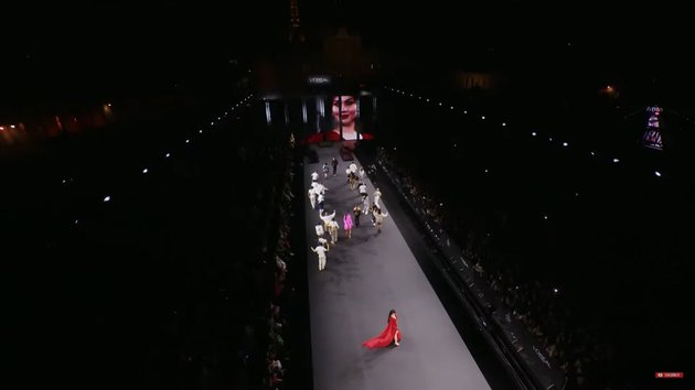 Potret Ariel Tatum Melenggang Anggun Di Atas Runaway Paris Fashion Week