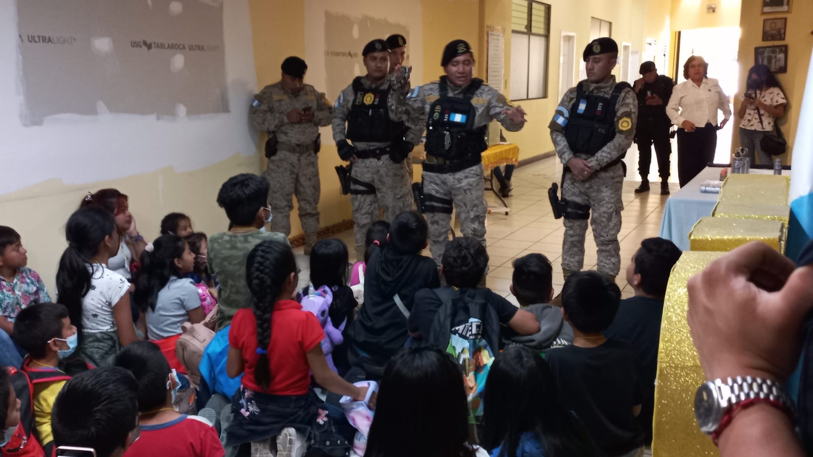 Policía Nacional Civil De Guatemala Niños Visitan Instalaciones De La