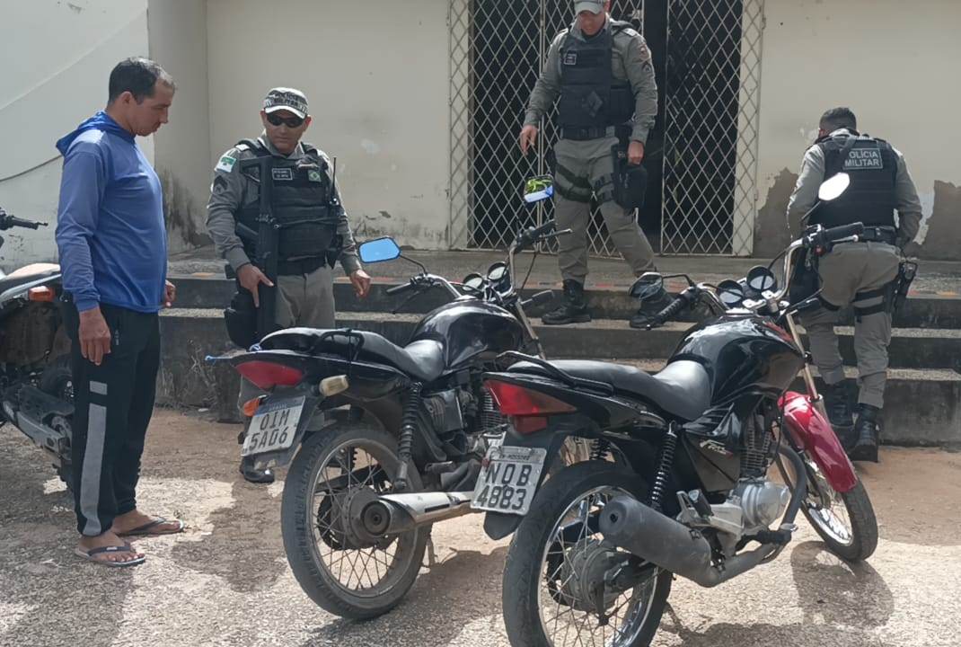 4dz Patrulha Pm Por Meio Do 12º Bpm Recupera Duas Motos E Produtos