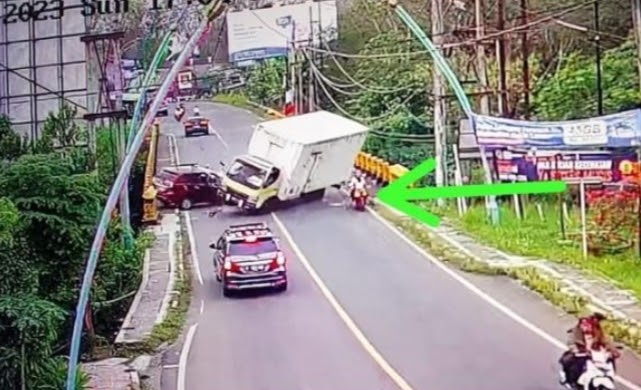 Diduga Sopir Mengantuk Sebuah Minibus Tabrak Truk Boks Di Jembatan