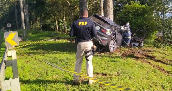 Motorista Morre Após Carro Sair De Pista E Bater Contra árvore No