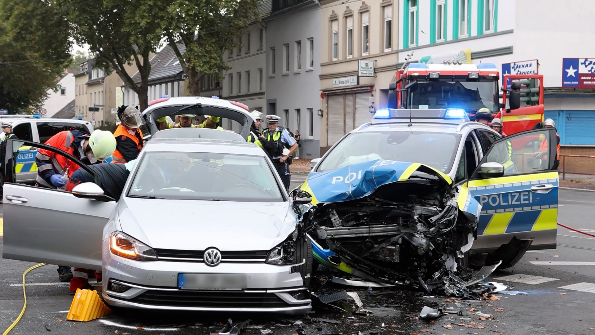 Nrw Aktuelltv Krefeld Schwerer Unfall Mit Streifenwagen Auf