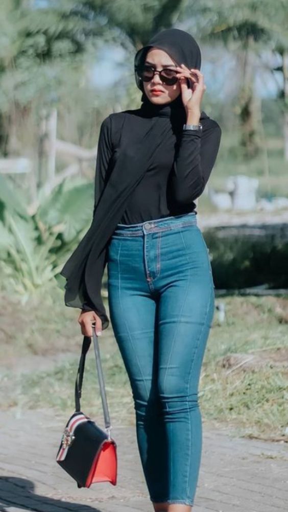 Photo Seksi Cewek Berjilbab Hitam Berkacamata Gaya Memakai Celana Jeans