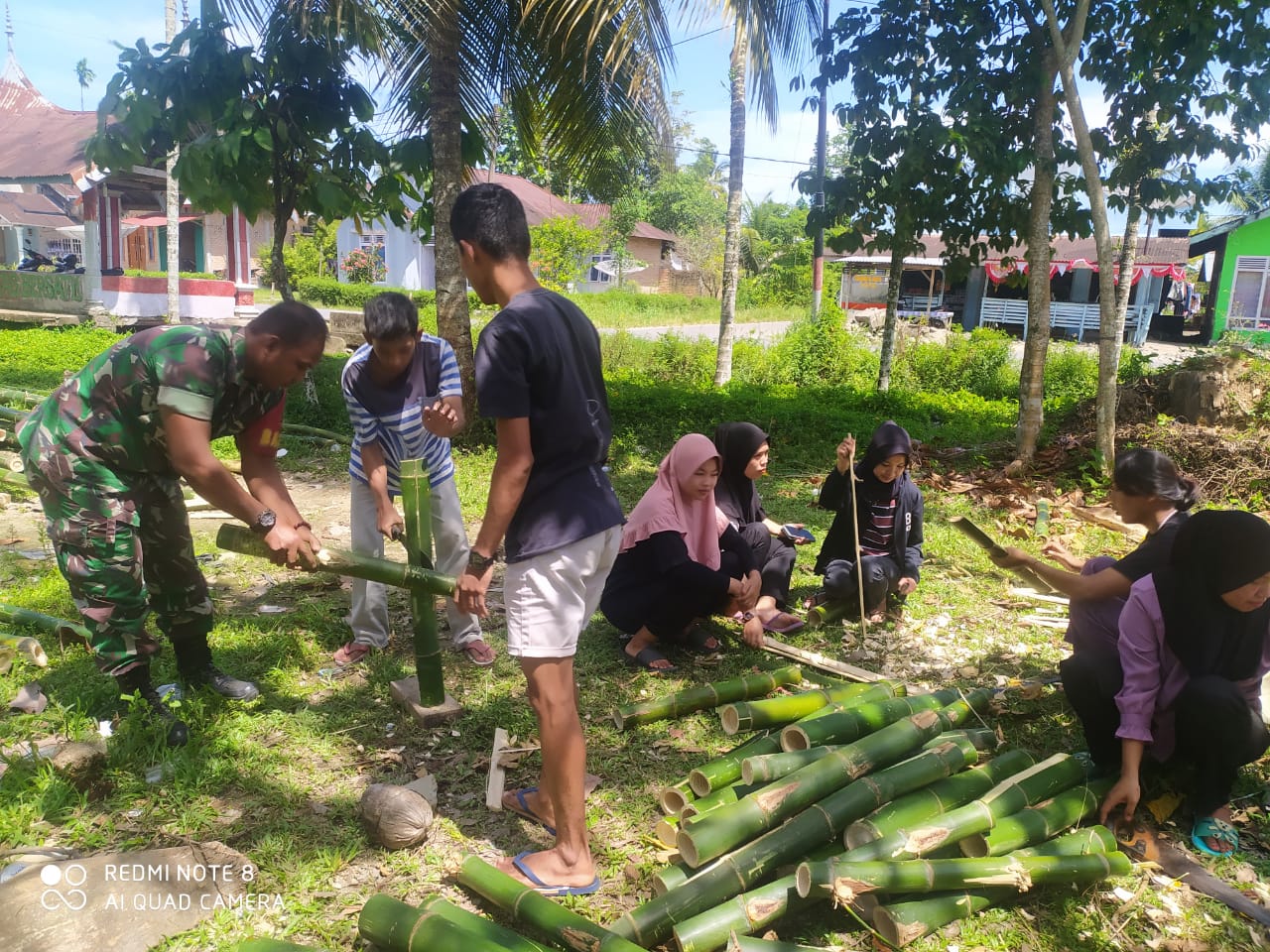 Manfaatkan Waktu Istirahat Gotong Royong Babinsa Koramil 09batang