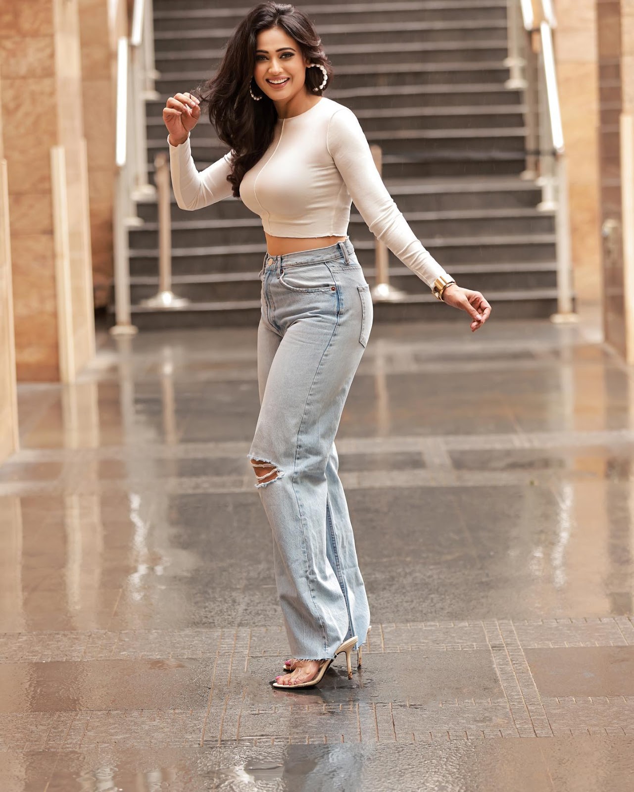 Shweta Tiwari Defies Age In A Tight Crop Top And Jeans See New Hot