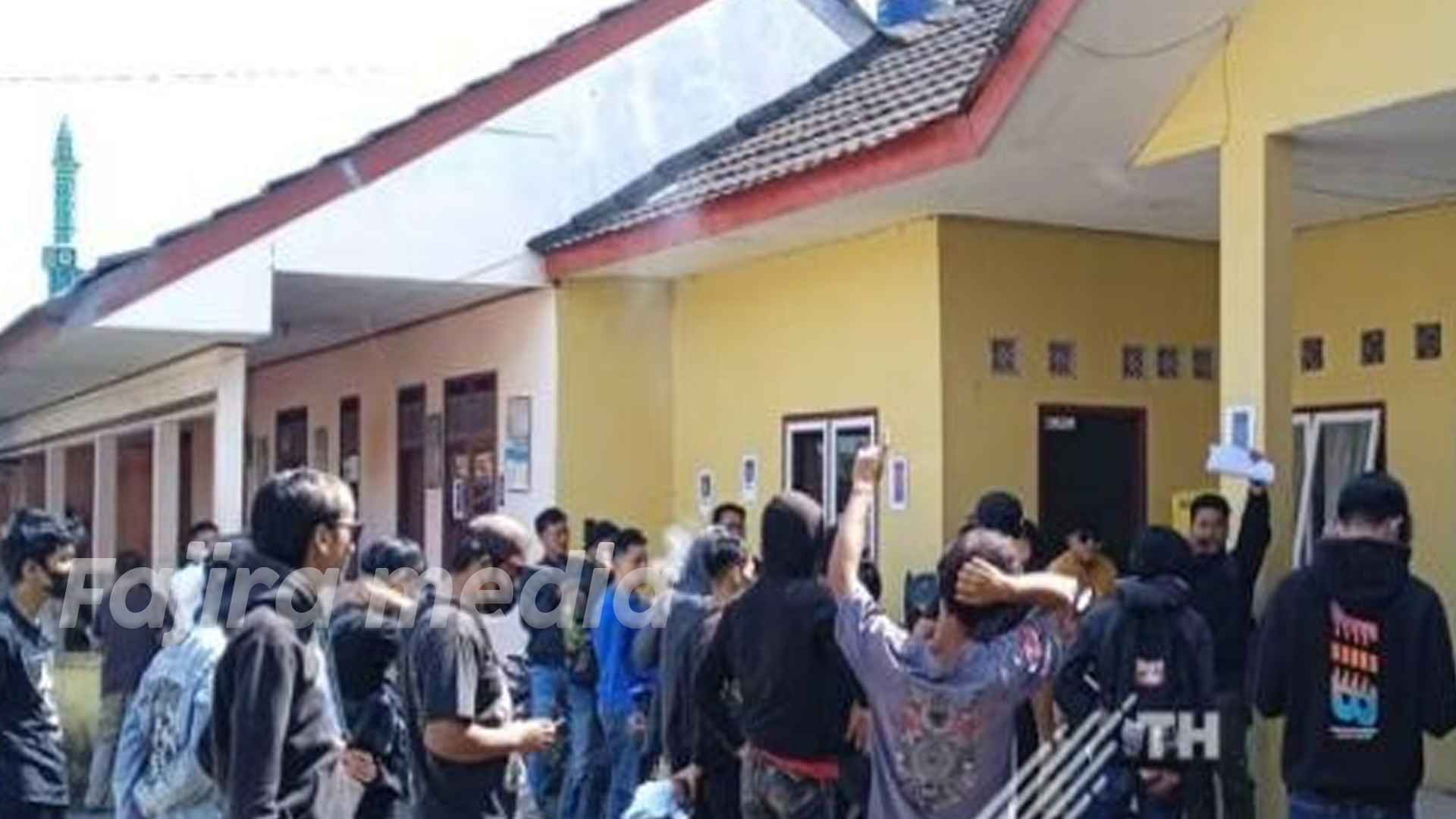 Gara Gara Bikin Status Whatsapp Seperti Ini Kades Di Sukabumi Di