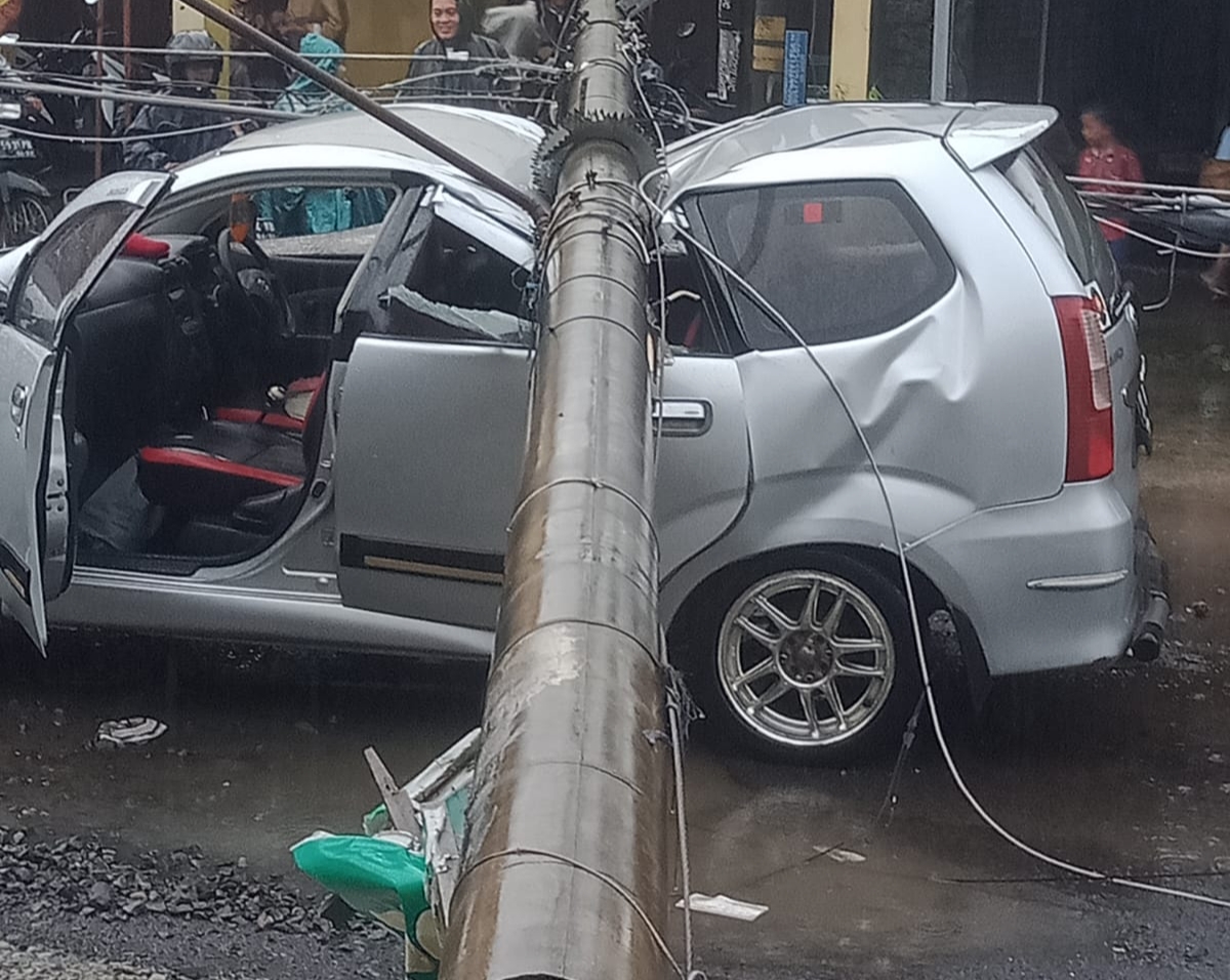 Hujan Dan Angin Di Kudus Robohkan Tiga Tiang Listrik Timpa Satu Buah