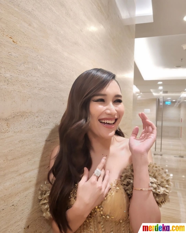 Deretan Foto Cantik Ayu Ting Ting Bergaun Cokelat Pesonanya Disebut