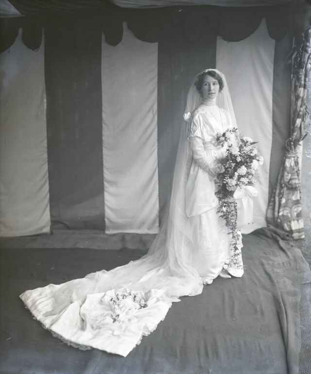 Elegant Photos That Show Wedding Dresses Of Edwardian Brides ~ Vintage